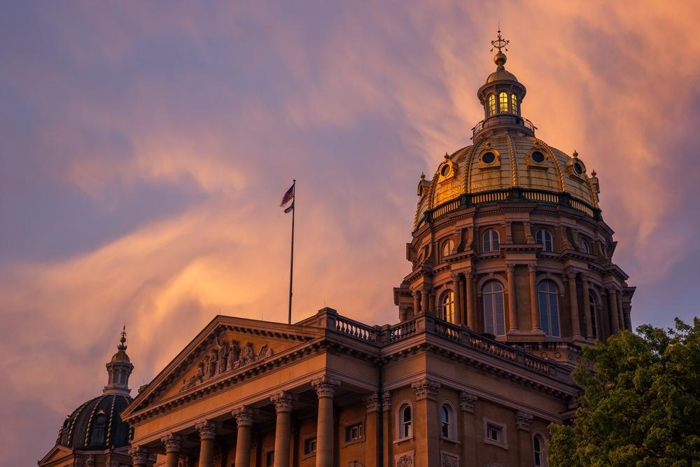 Iowa: Bill to ban smoking in casinos moves forward — CDC Gaming